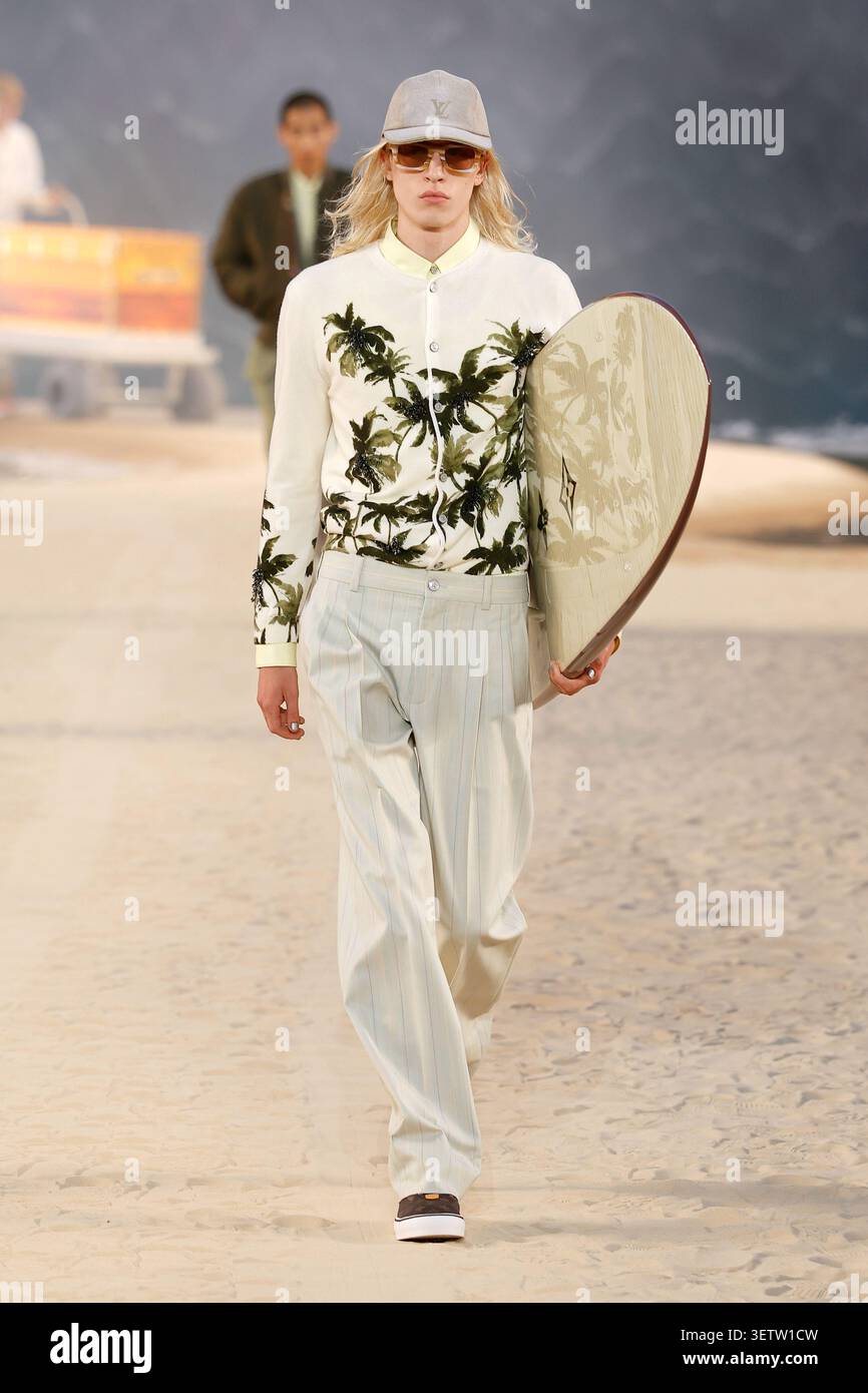 (260624) -- PARIS, June 24, 2026 (Xinhua) -- A model presents a ...