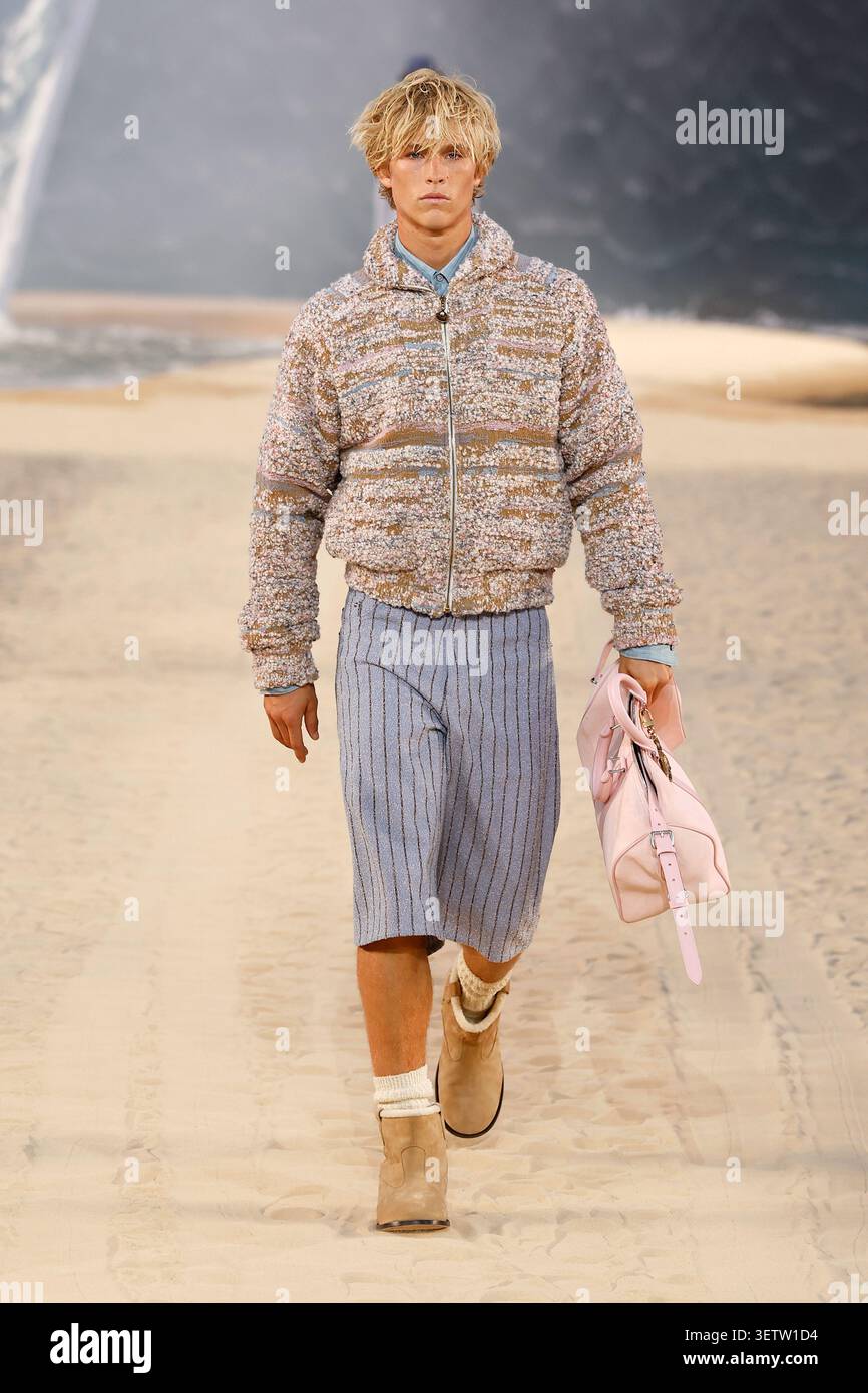 (260624) -- PARIS, June 24, 2026 (Xinhua) -- A model presents a ...