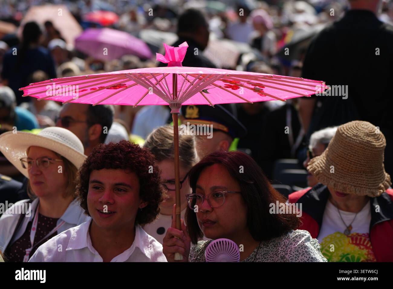 Faithful shelter for the hot sun as they wait for Pope Leo's XIV weekly ...