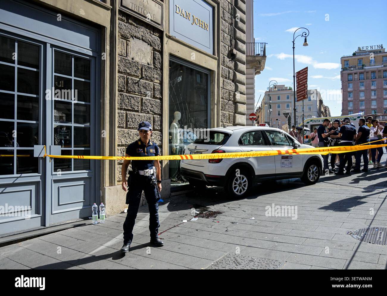 Un taxi travolge una turista su Via del Tritone a Roma. Mercoledì 24 ...