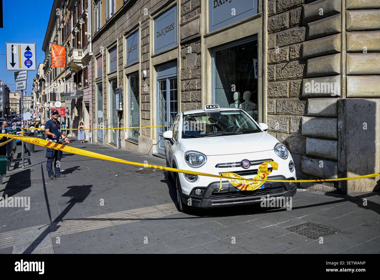 Un taxi travolge una turista su Via del Tritone a Roma. Mercoledì 24 ...