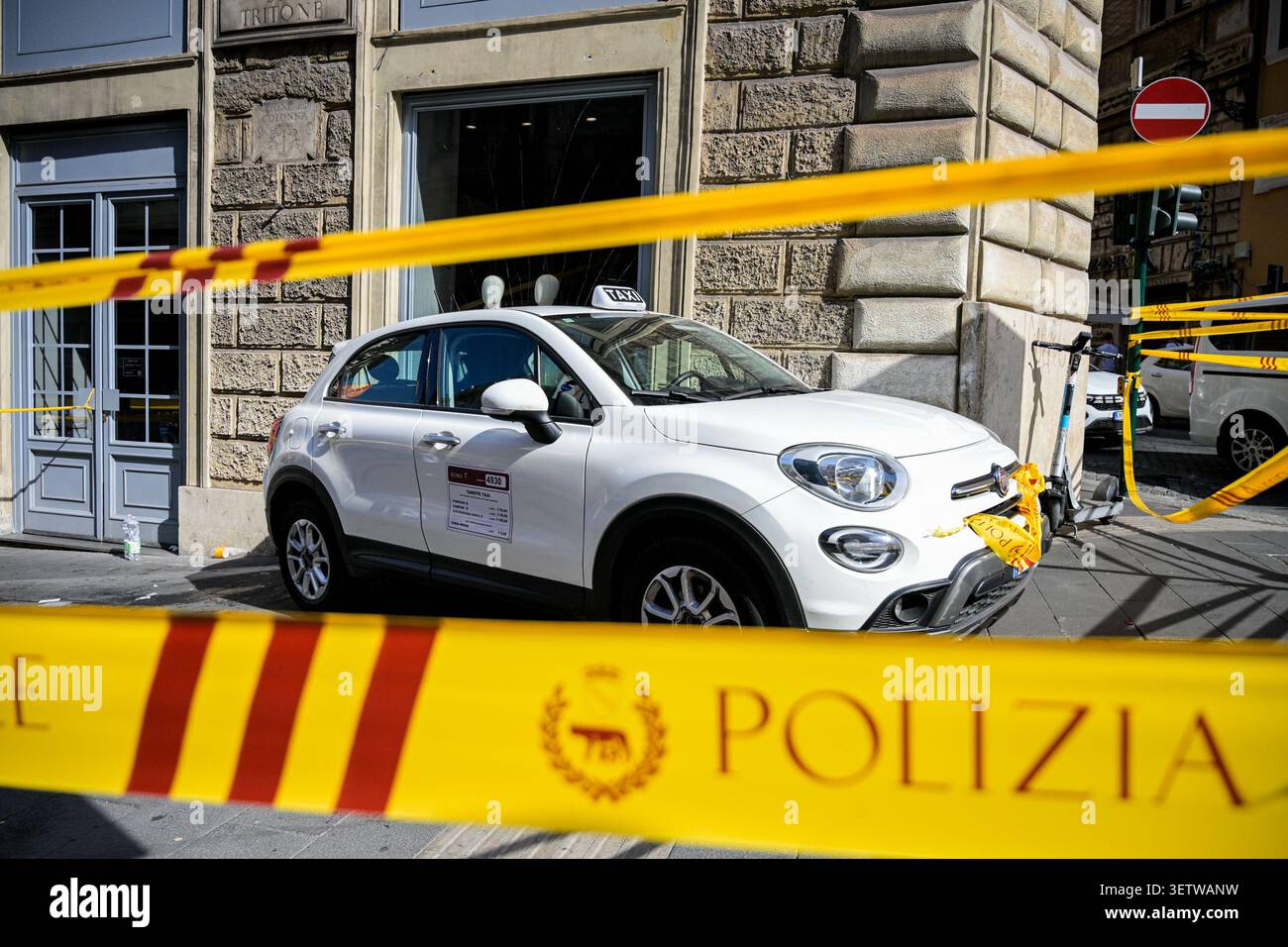 Un taxi travolge una turista su Via del Tritone a Roma. Mercoledì 24 ...