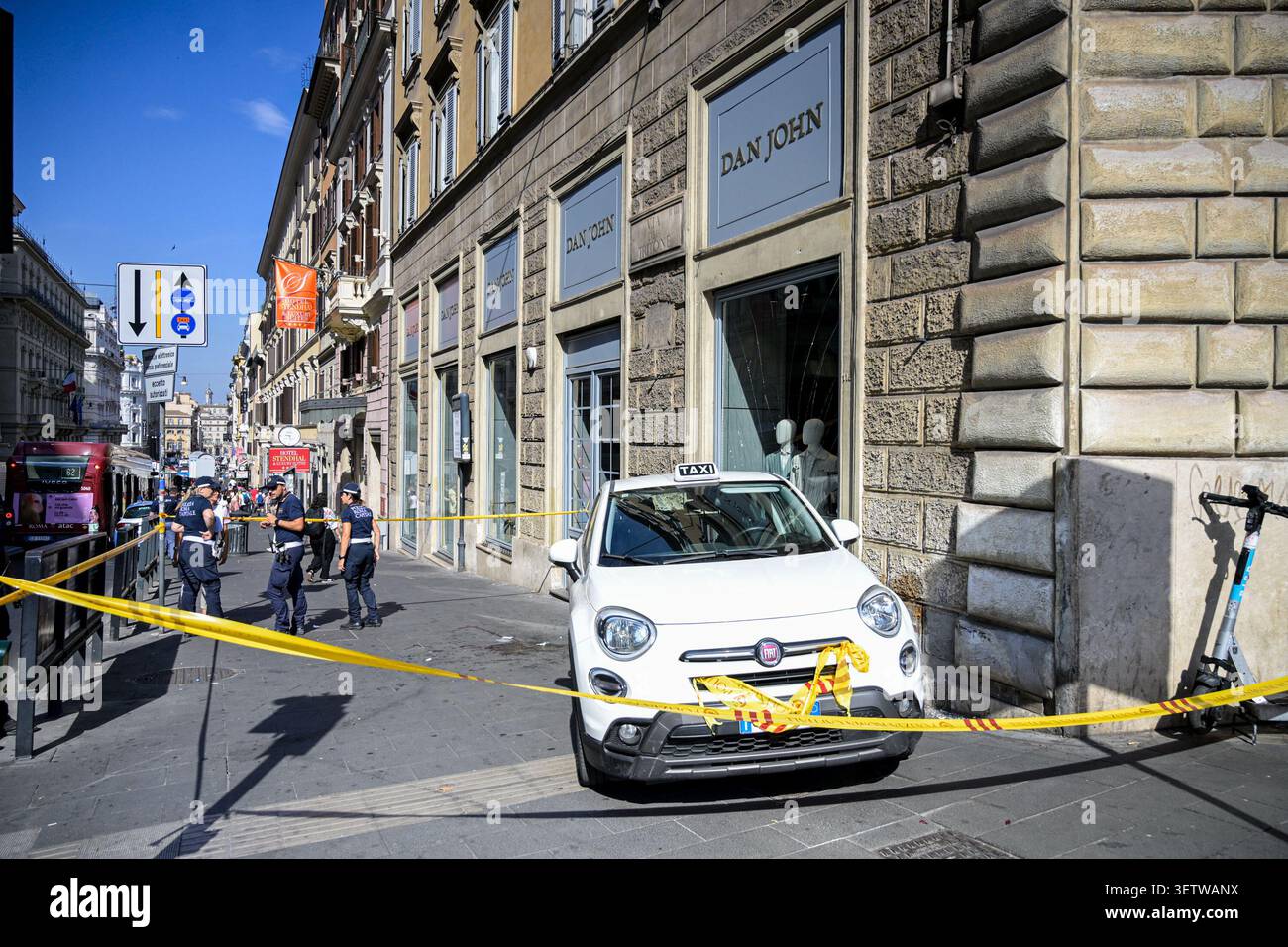 Un taxi travolge una turista su Via del Tritone a Roma. Mercoledì 24 ...