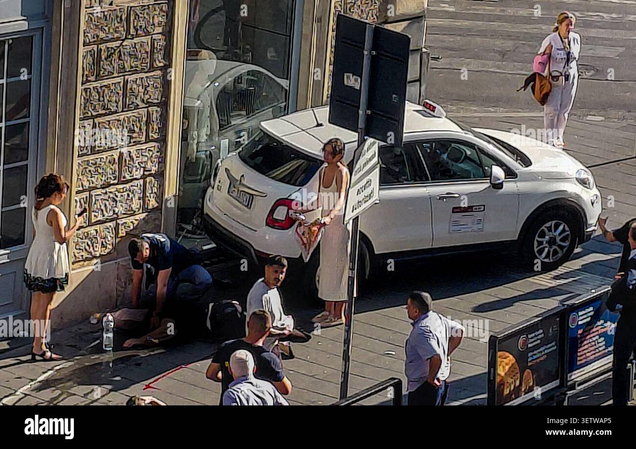 Un taxi travolge una turista su Via del Tritone a Roma. Mercoledì 24 ...