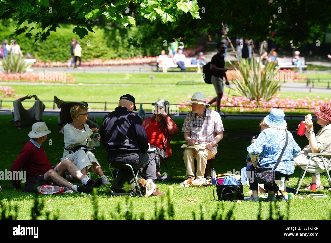 People painting during the good weather on St Stephen's Green, Dublin ...