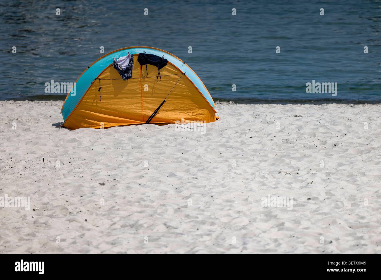 24 June 2026, Schleswig-Holstein, Kiel: The sun is shining on a tent ...