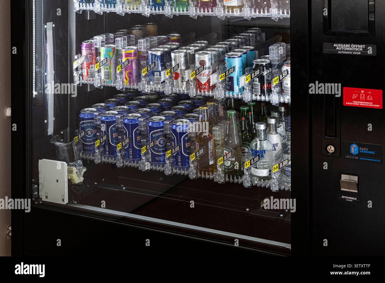 Getränkeautomat mit alkoholischen Getränken // Beverage vending machine ...