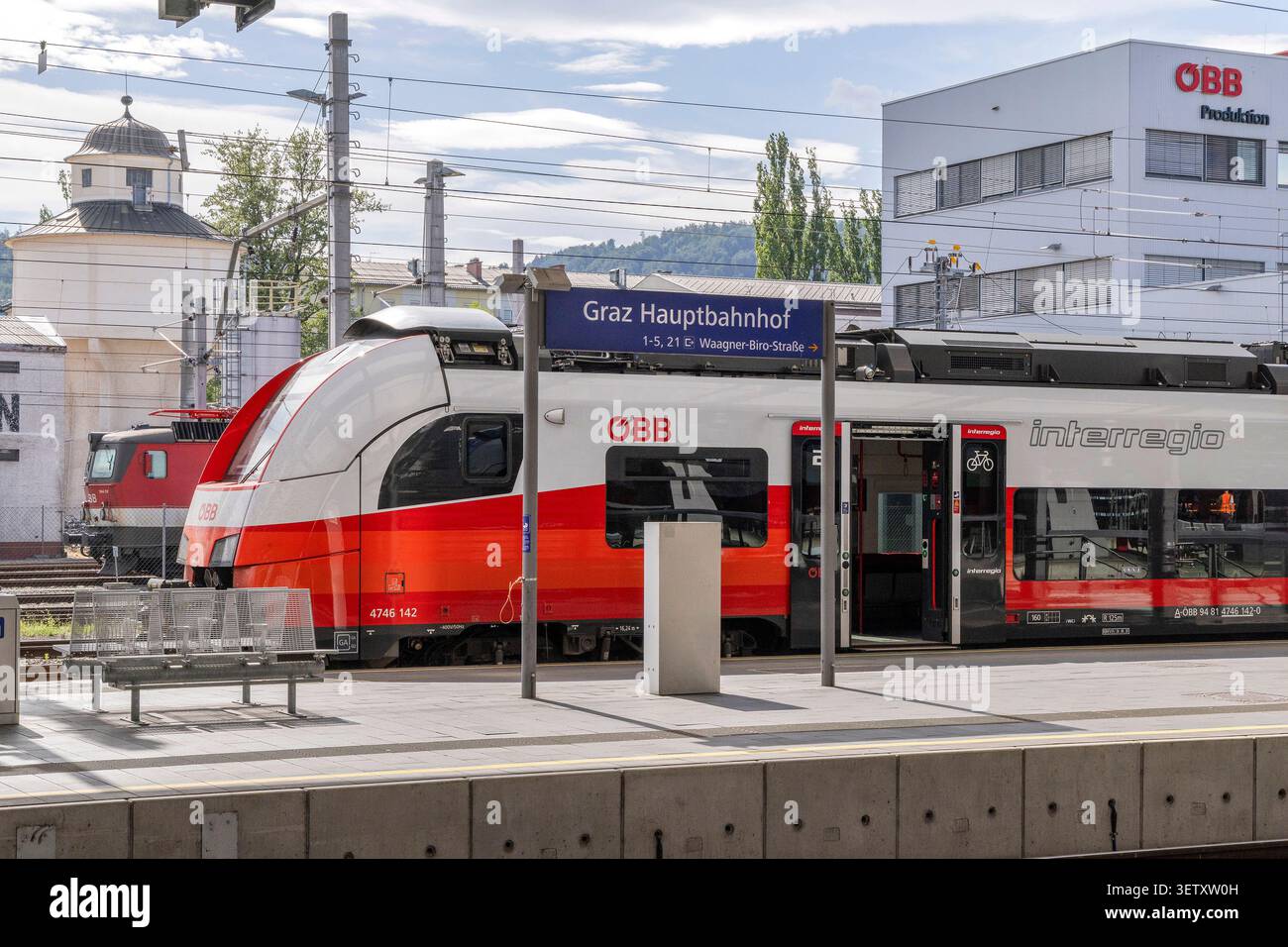 ÖBB Hauptbahnhof in Graz, Steiermark, Österreich // ÖBB Central Station ...