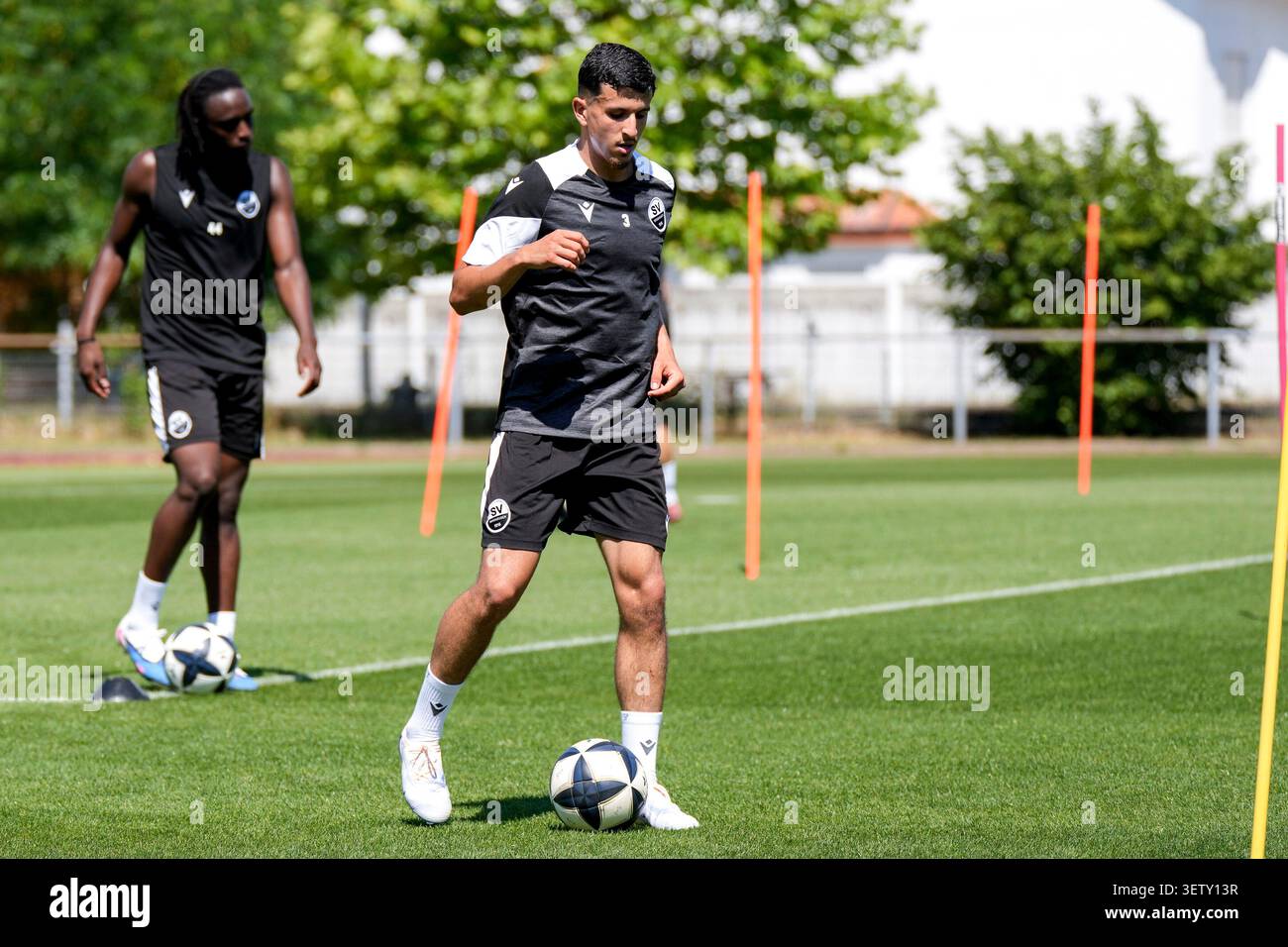 v.li.: Gaoussou Dabo (SVS, 44), Imad Jaadar (SVS, Probespieler ...