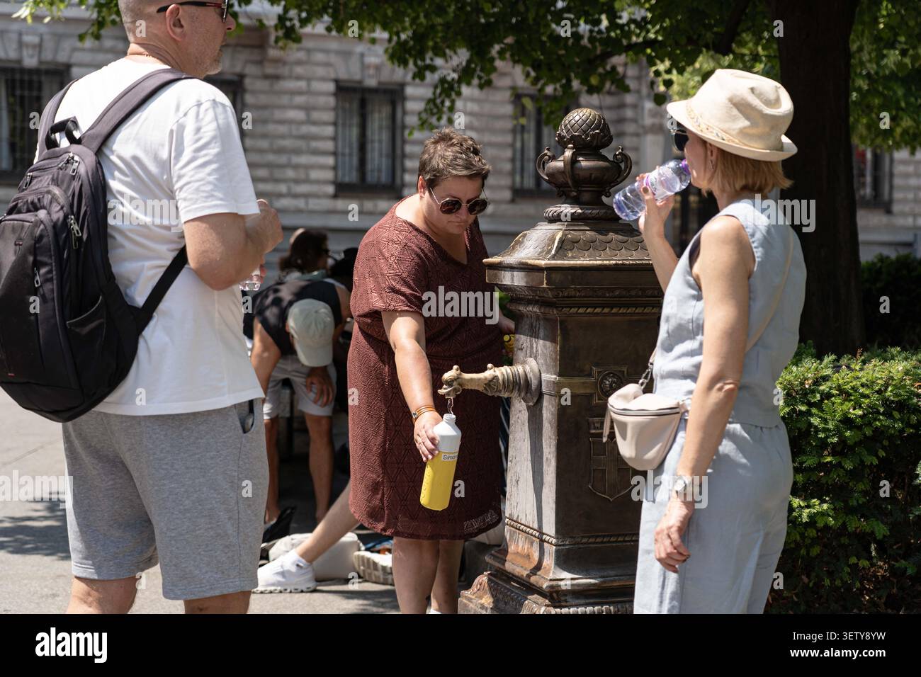IPA86015510 - Milan, June 24, 2026—The heat wave continues; in the city ...
