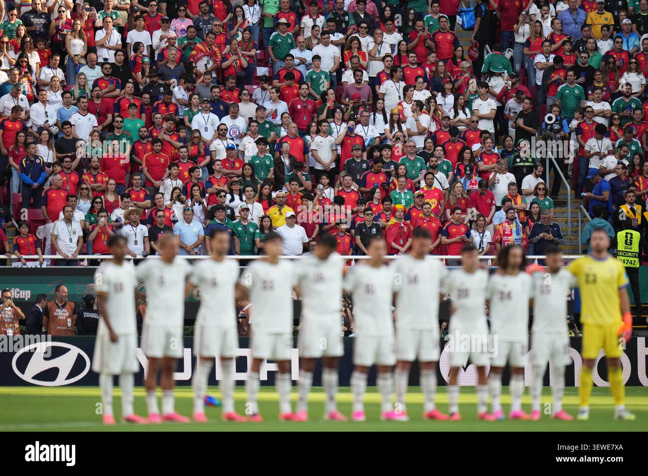 Players hold a minute of silence to pay tribute to victims of recent ...