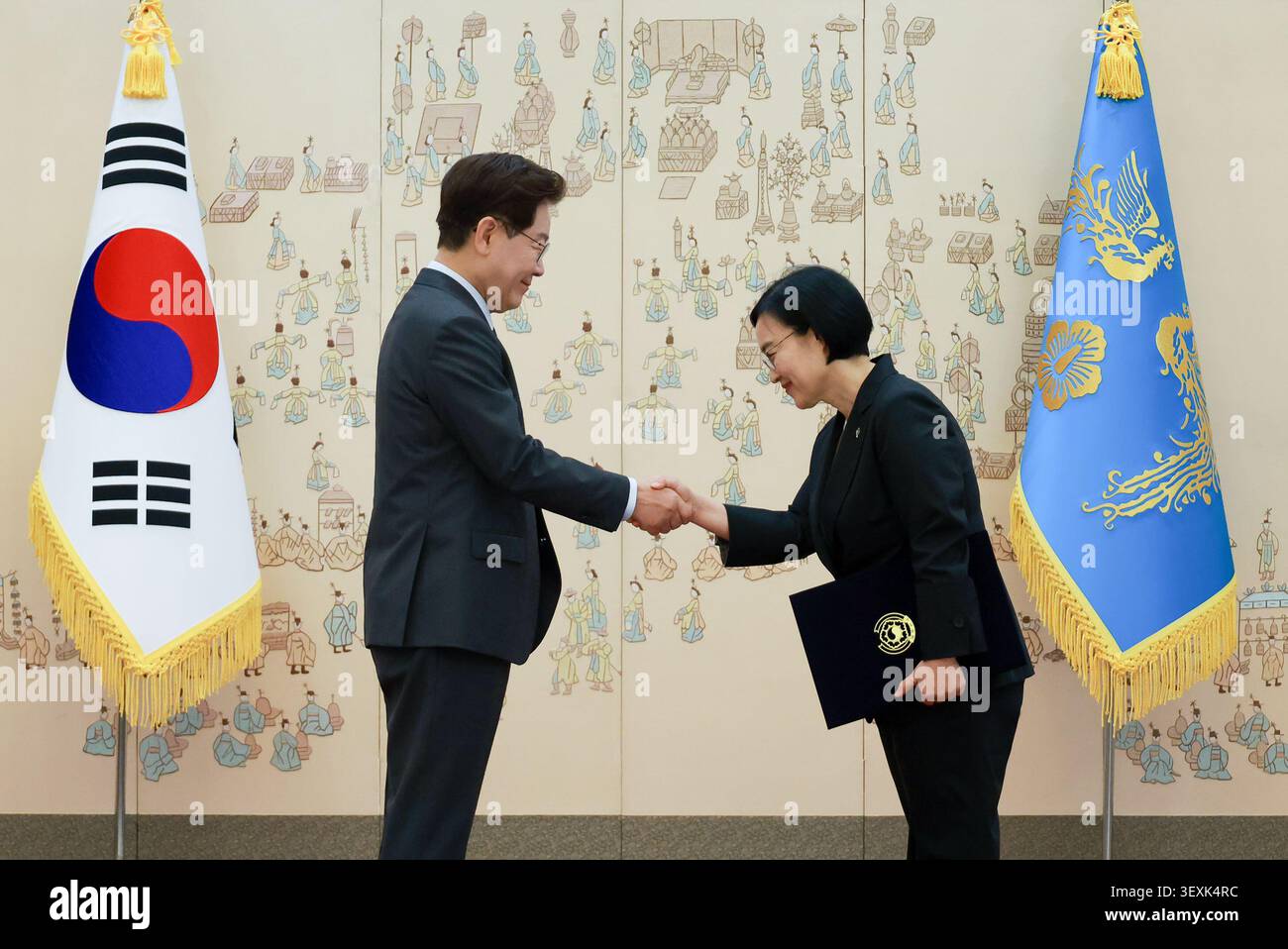 New PM Han Seong-sook President Lee Jae Myung (L) presents new Prime ...