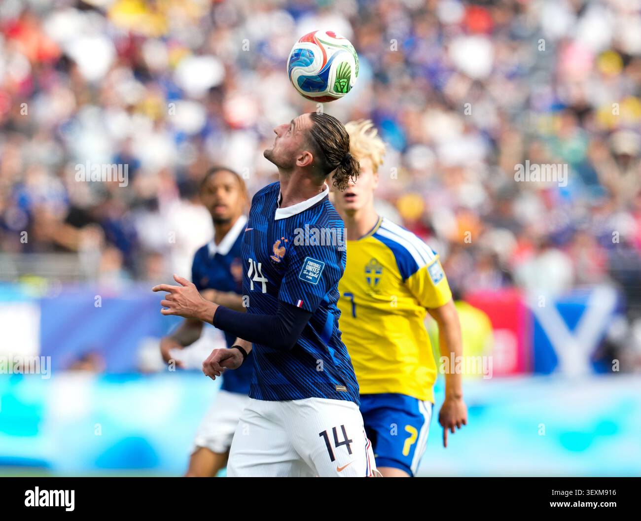 Adrien Rabiot (Frankreich, #14) koepft den Ball. USA, FIFA ...