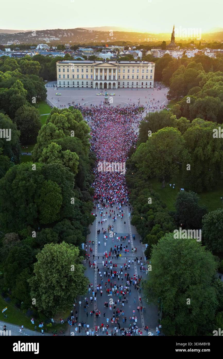 Oslo 20260630. People flock to The Royal Palace in central Oslo after ...