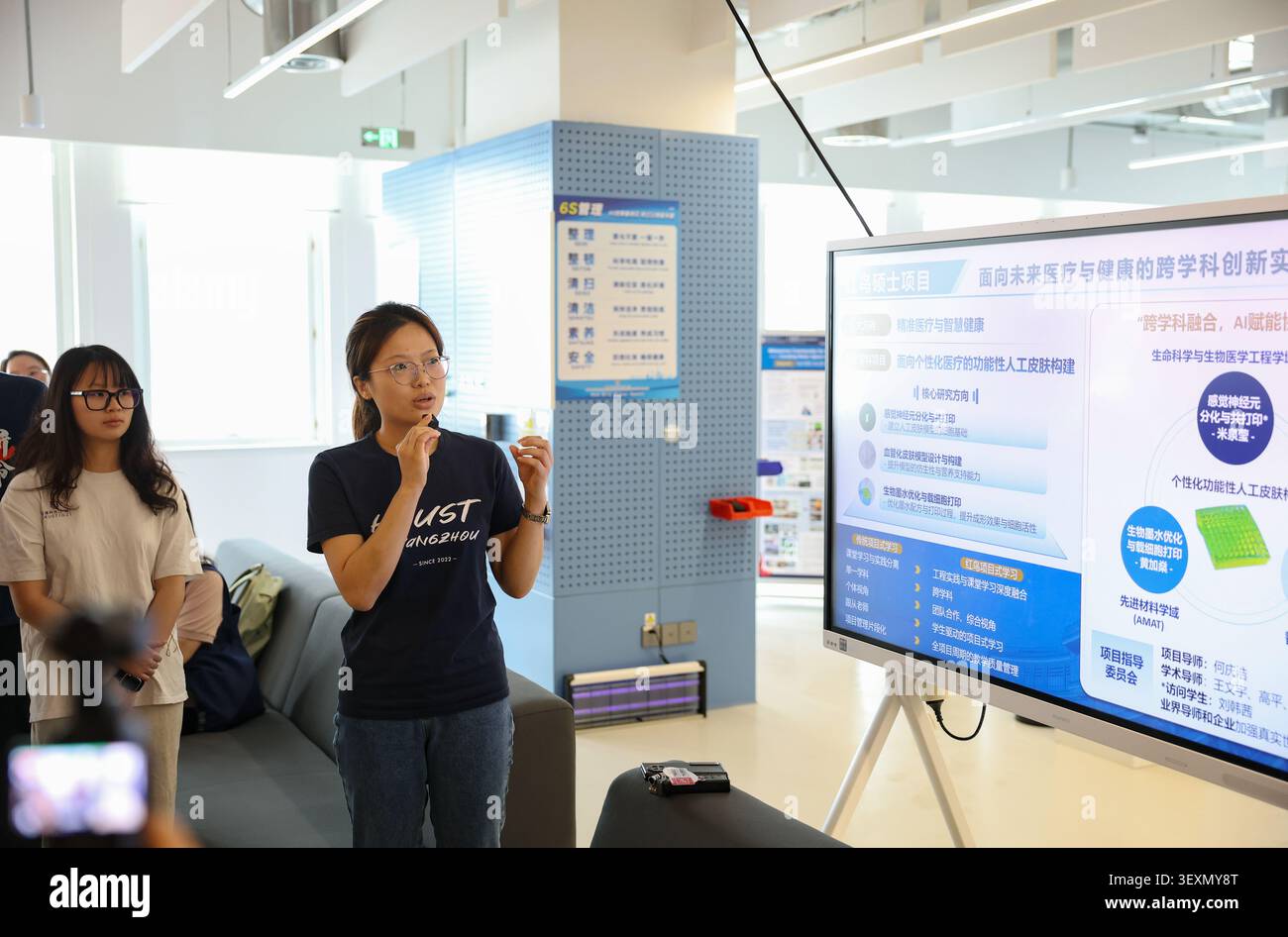 (260701) -- GUANGZHOU, July 1, 2026 (Xinhua) -- A student introduces ...