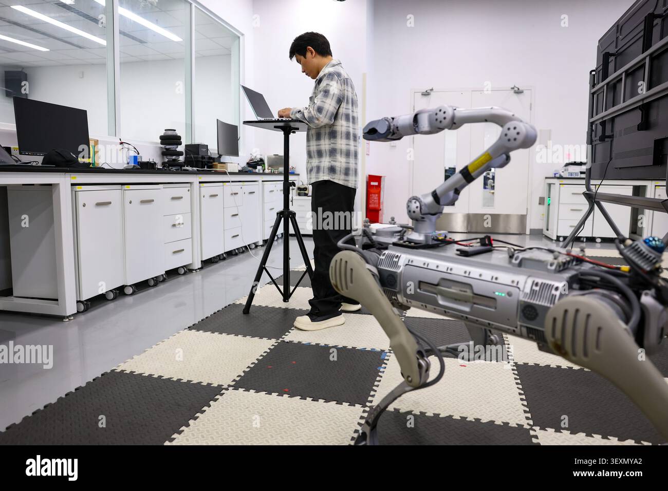 (260701) -- GUANGZHOU, July 1, 2026 (Xinhua) -- A student tests a robot ...