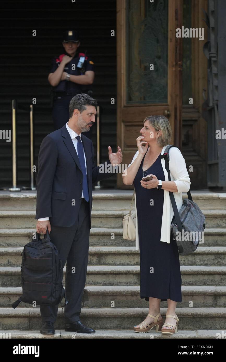 The former Regional Minister for Health, Alba Vergés, and her lawyer ...