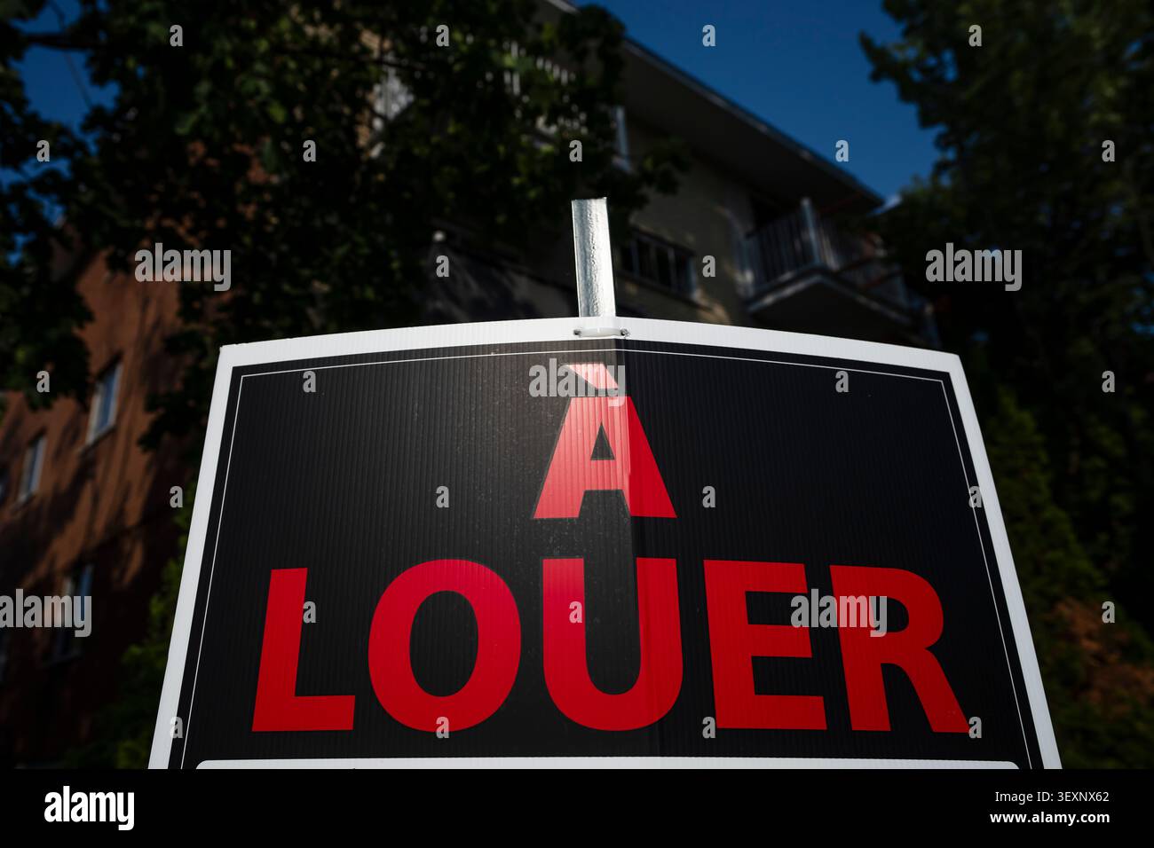 Une affiche ¬´vÄ louer¬ª devant un appartement v† Montrv©al, le ...