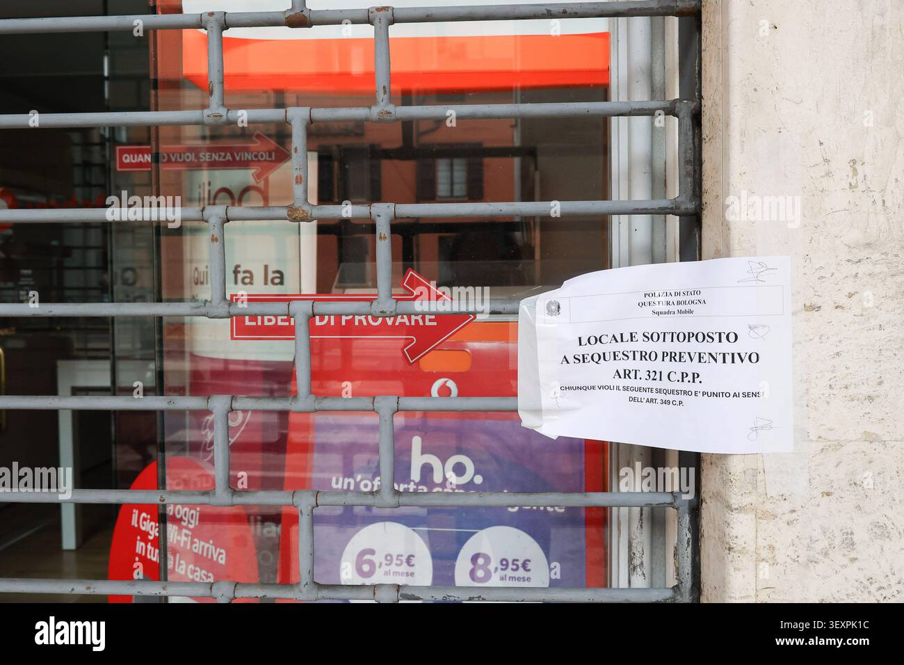 Sigilli al negozio di telefonia in via marconi 18 FBologna (Italia) 01 ...