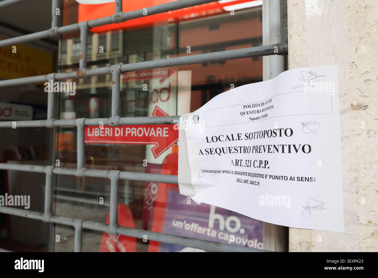 Sigilli al negozio di telefonia in via marconi 18 FBologna (Italia) 01 ...