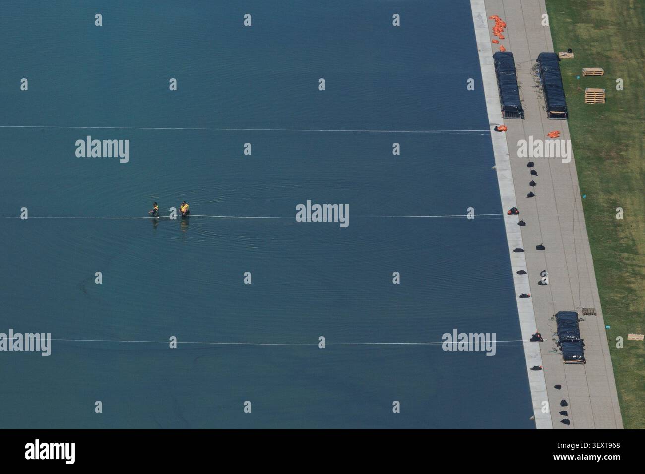 Workers lay nets in the Lincoln Memorial Reflecting Pool, Wednesday ...