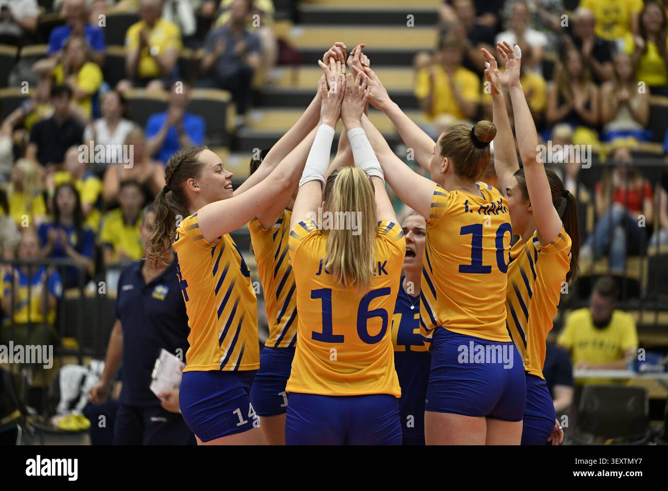 ÖREBRO, SWEDEN 20260701Sweden celebrates after winning the second set ...