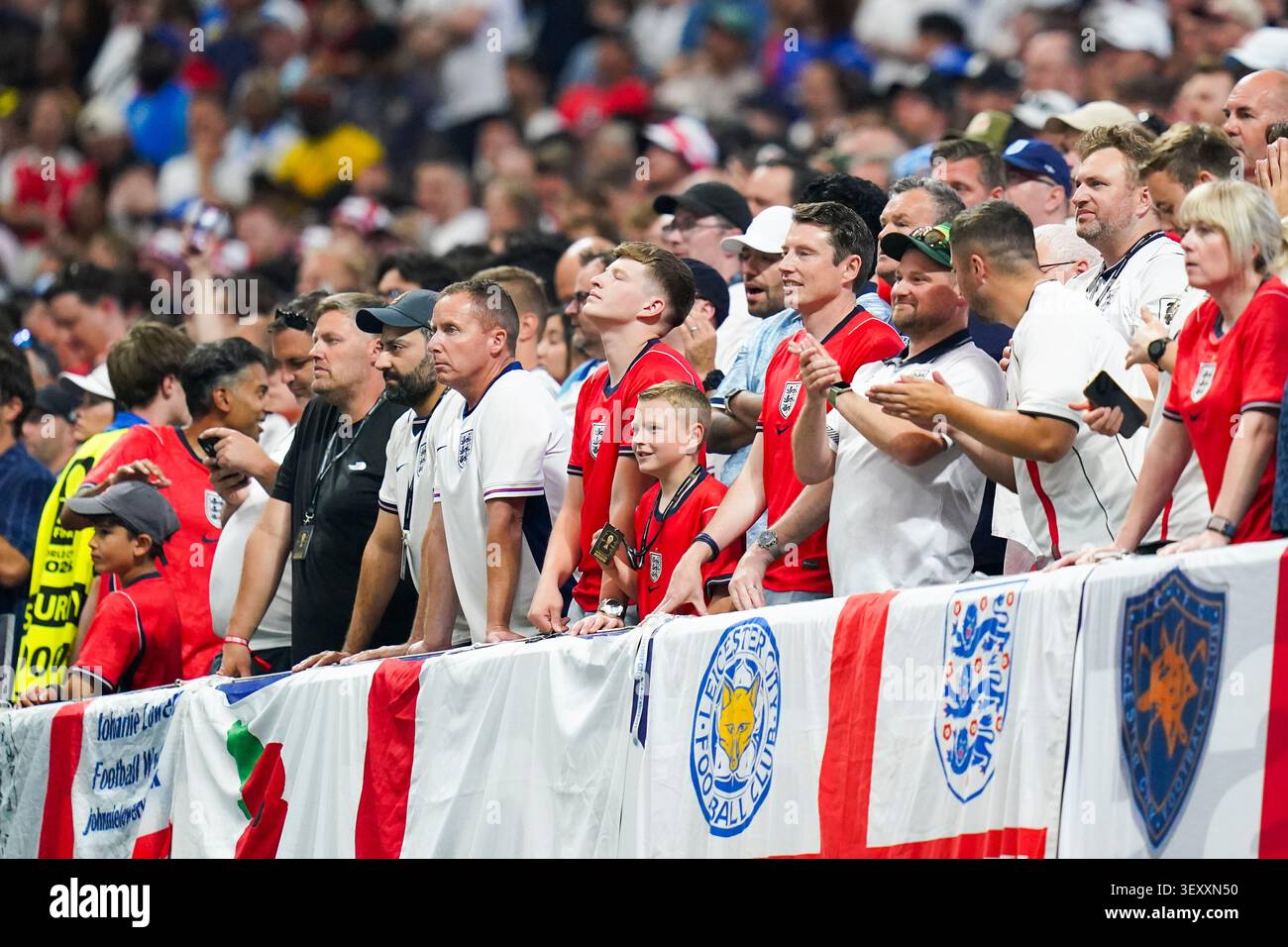 Englands fans celebrate their sides goal during the England v DR Congo ...