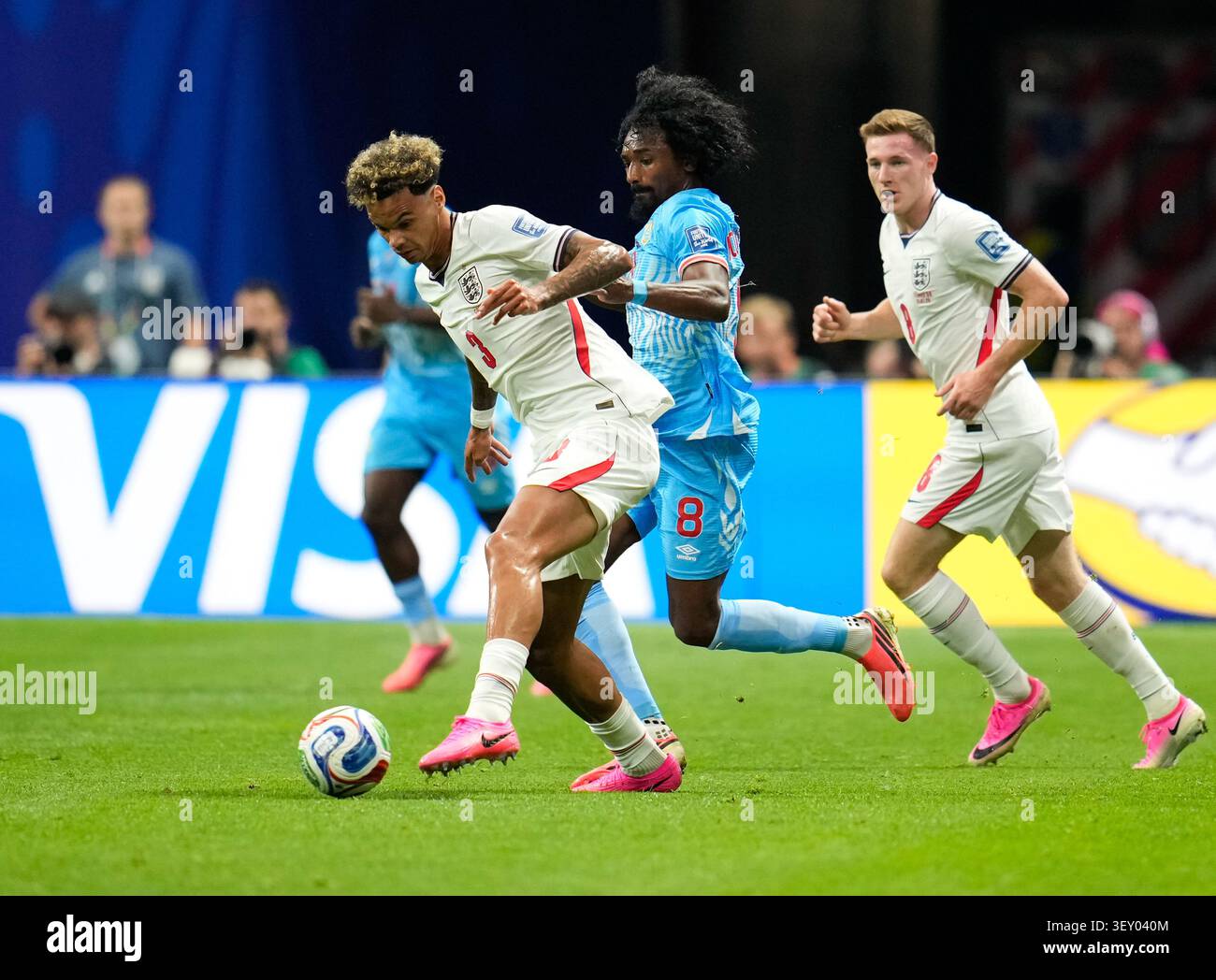 Nico O'Reilly (England, #3) im Zweikampf mit Samuel Moutoussamy (DR ...