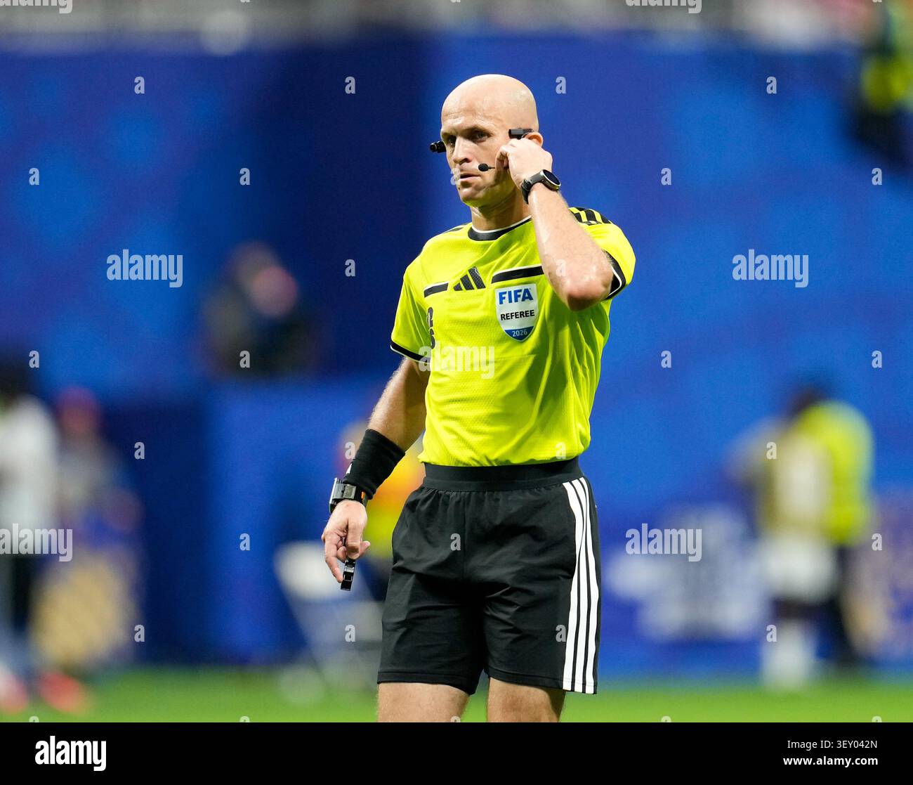 Schiedsrichter Adham Makhadmeh richtet sein Mikrofon. USA, FIFA ...