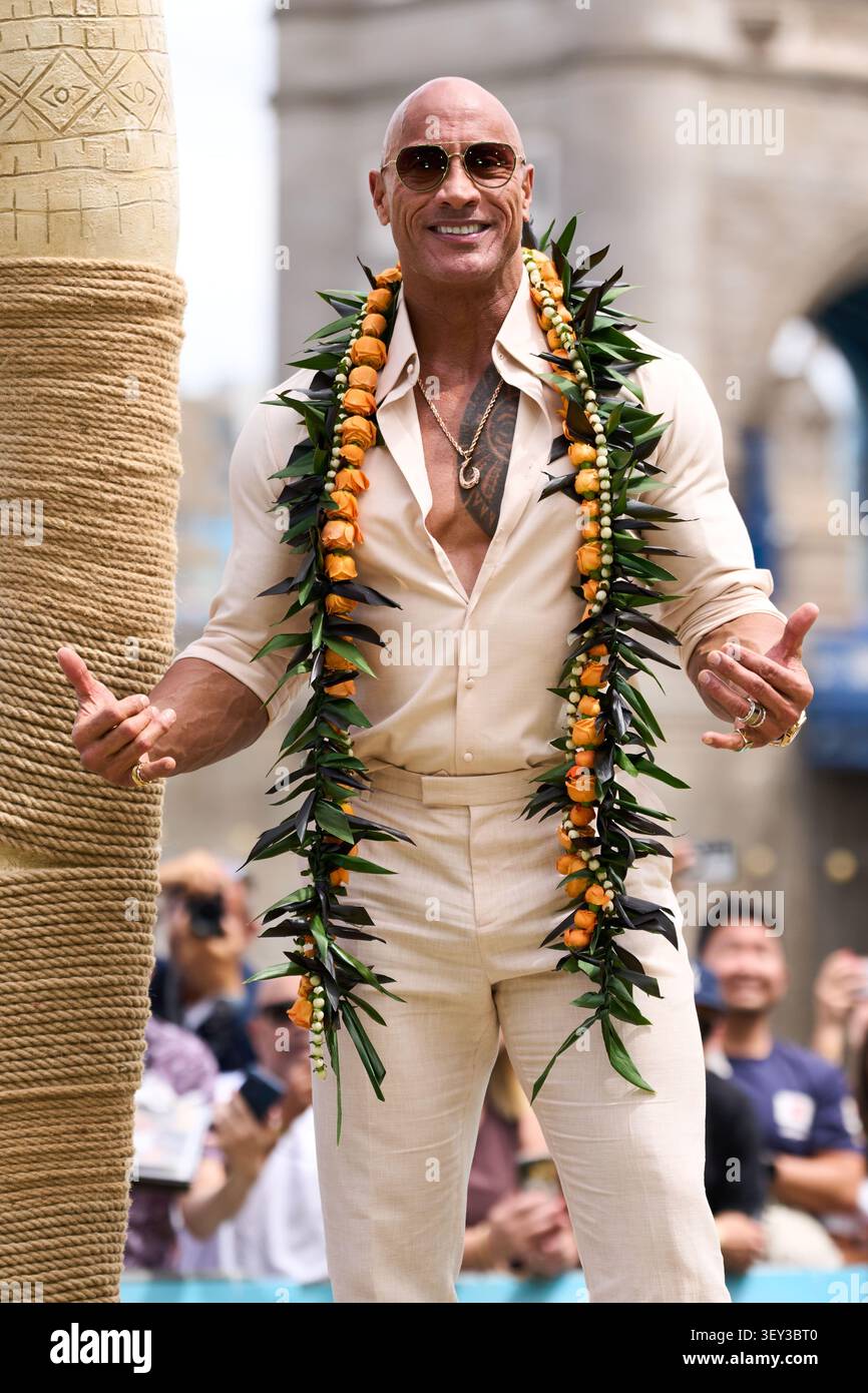 Dwayne Johnson poses for photographers at the "Moana Experience" in ...