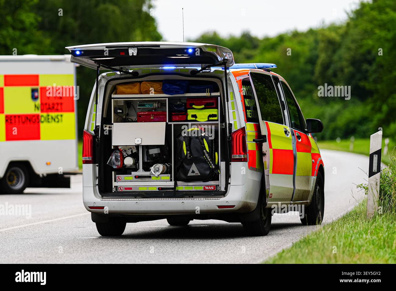 Notarztfahrzeug mit Equipment steht an einer Unfallstelle Symbolfoto ...