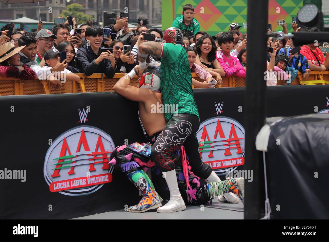 Wrestler Forastero attempted unmasking Psyco Clown in a AAA wrestling ...