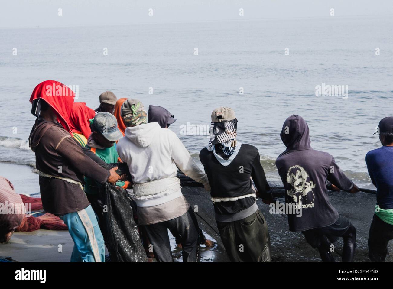 Group local fishermen pulling heavy hi-res stock photography and images ...