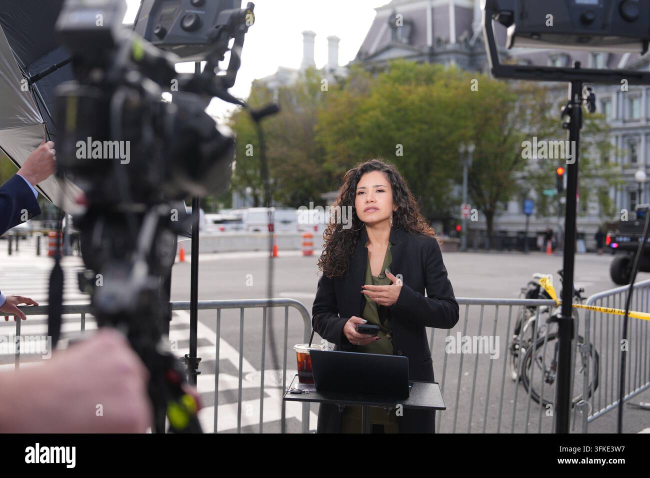 Ms Now Reporter Laura Barrón López Works Outside The White House