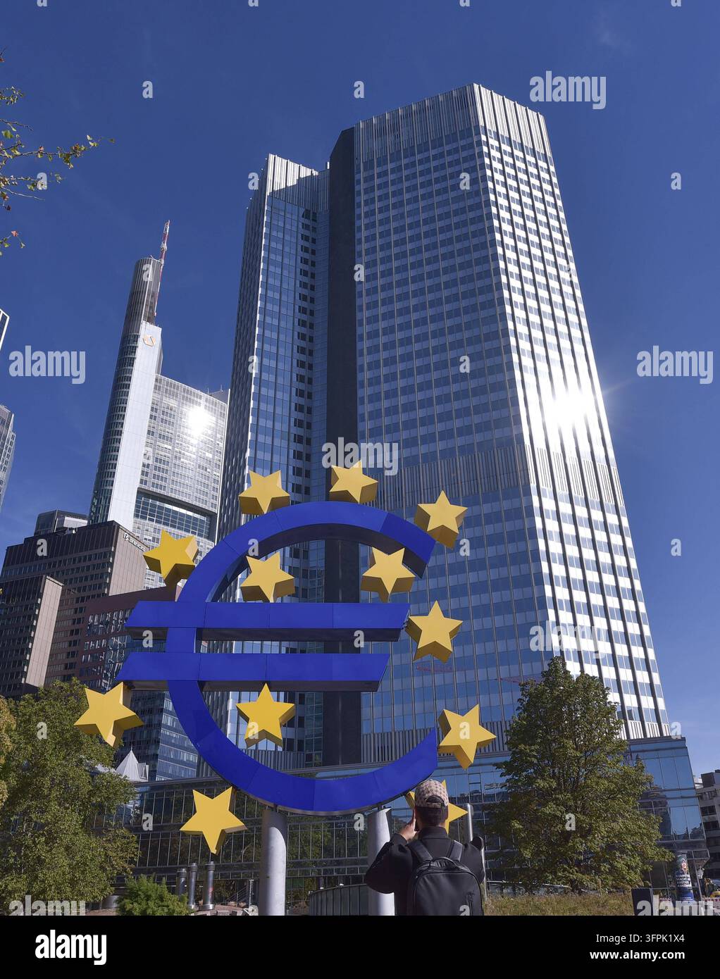 06.10.2026, xblx, Euro Symbol am Willy Brandt Platz , Frankfurt am Main ...