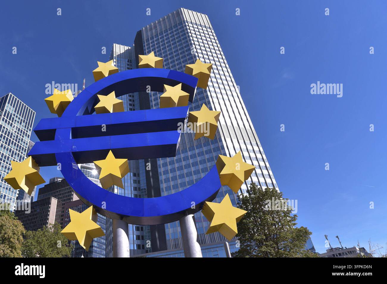 06.10.2026, xblx, Euro Symbol am Willy Brandt Platz , Frankfurt am Main ...