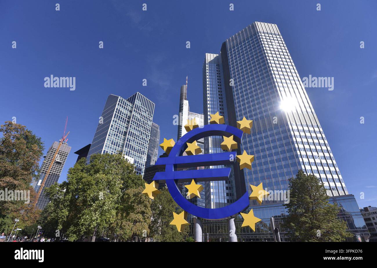 06.10.2026, xblx, Euro Symbol am Willy Brandt Platz , Frankfurt am Main ...