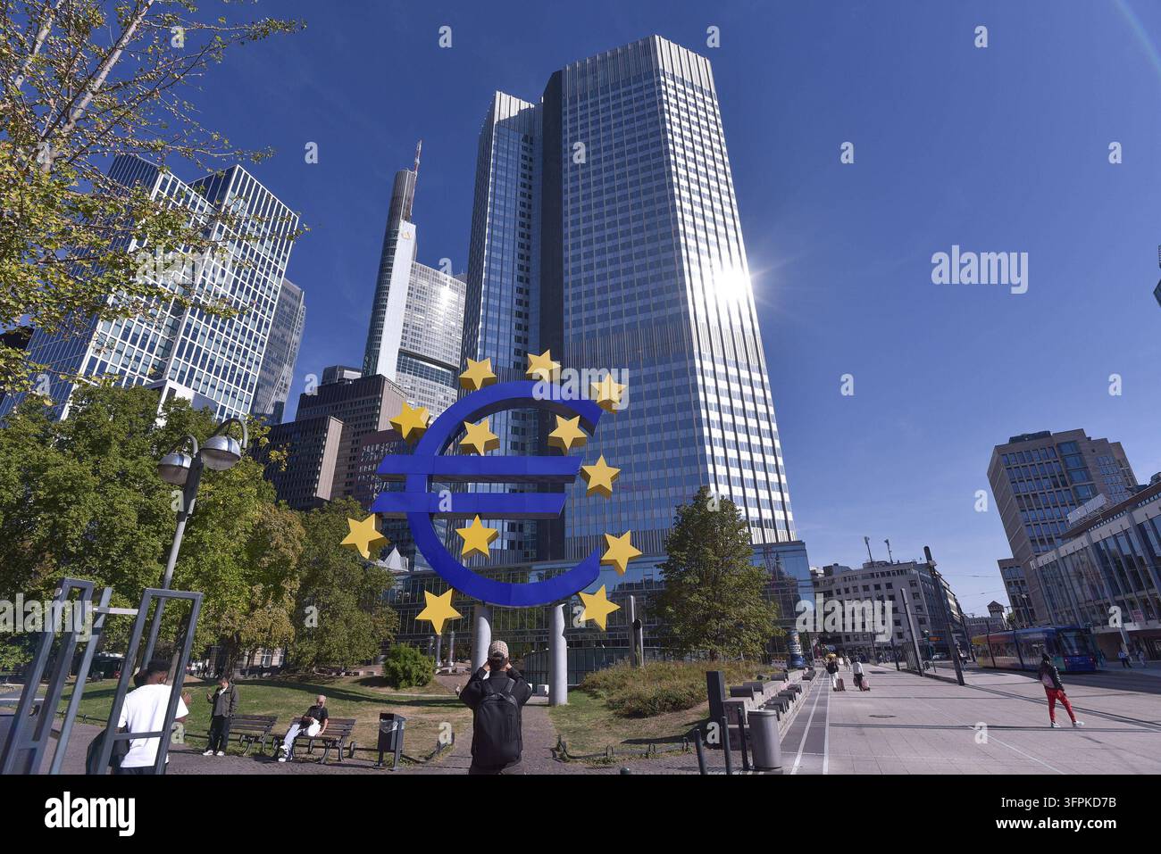 06.10.2026, xblx, Euro Symbol am Willy Brandt Platz , Frankfurt am Main ...