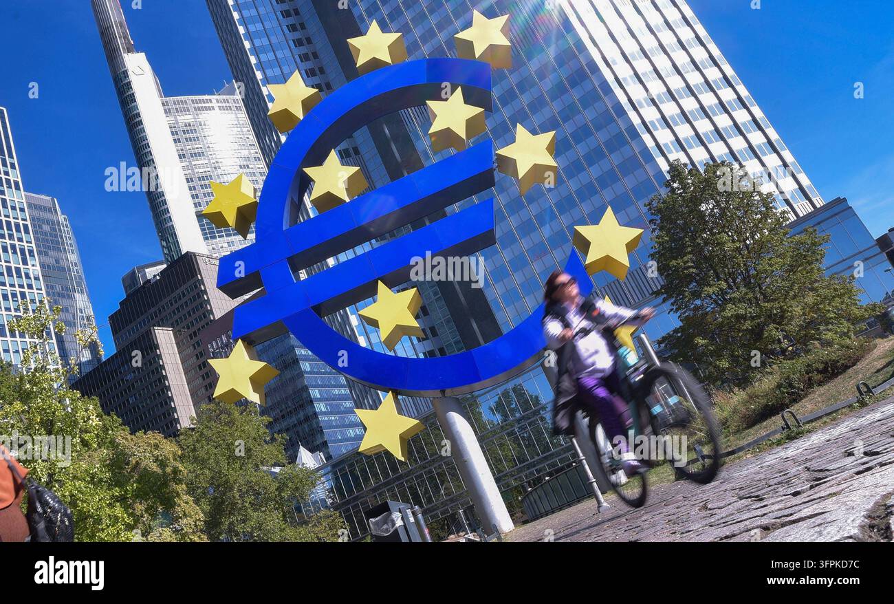 06.10.2026, xblx, Euro Symbol am Willy Brandt Platz , Frankfurt am Main ...