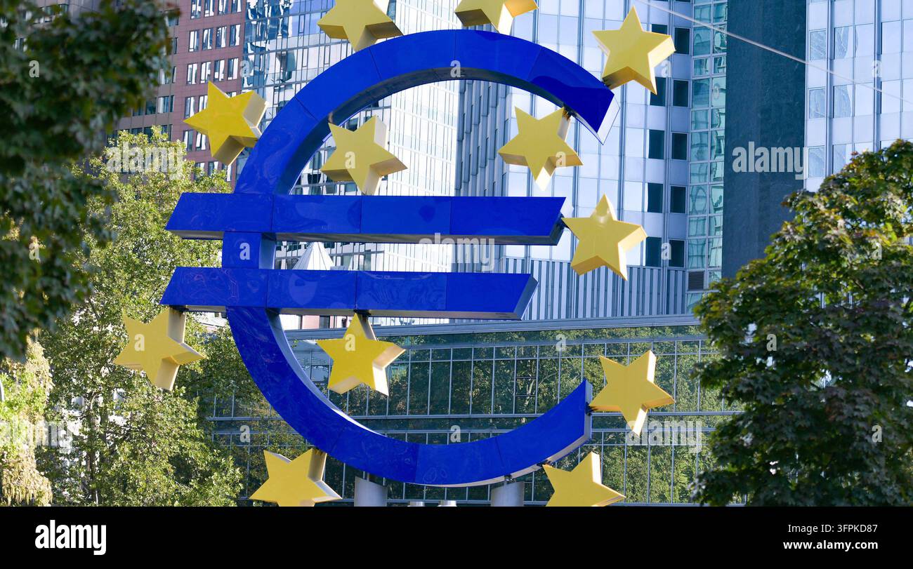 06.10.2026, xblx, Euro Symbol am Willy Brandt Platz , Frankfurt am Main ...
