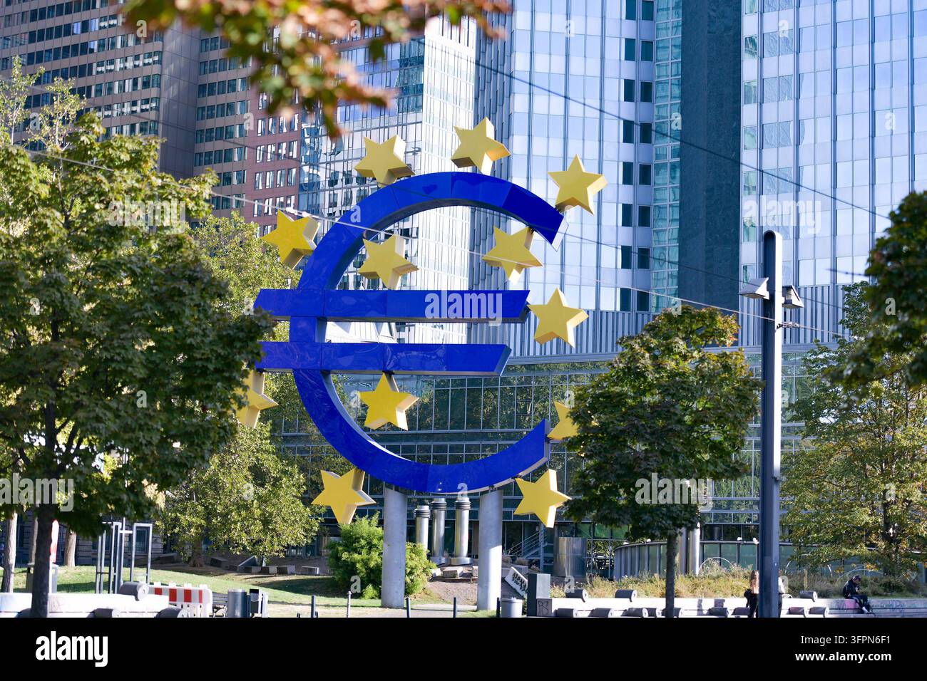06.10.2026, xblx, Euro Symbol am Willy Brandt Platz , Frankfurt am Main ...