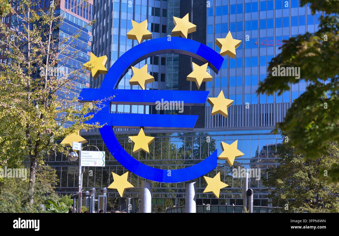 06.10.2026, xblx, Euro Symbol am Willy Brandt Platz , Frankfurt am Main ...