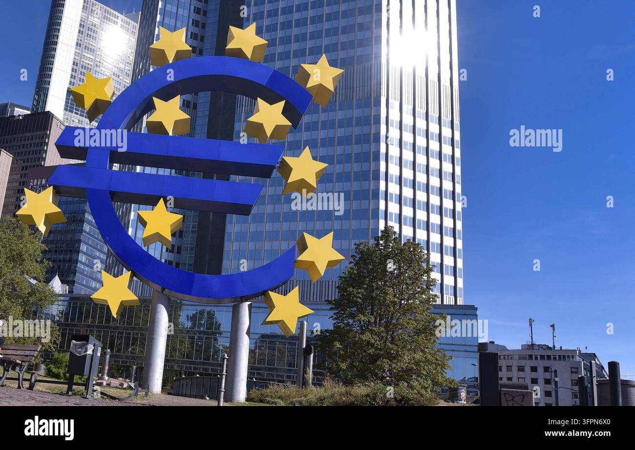 06.10.2026, xblx, Euro Symbol am Willy Brandt Platz , Frankfurt am Main ...