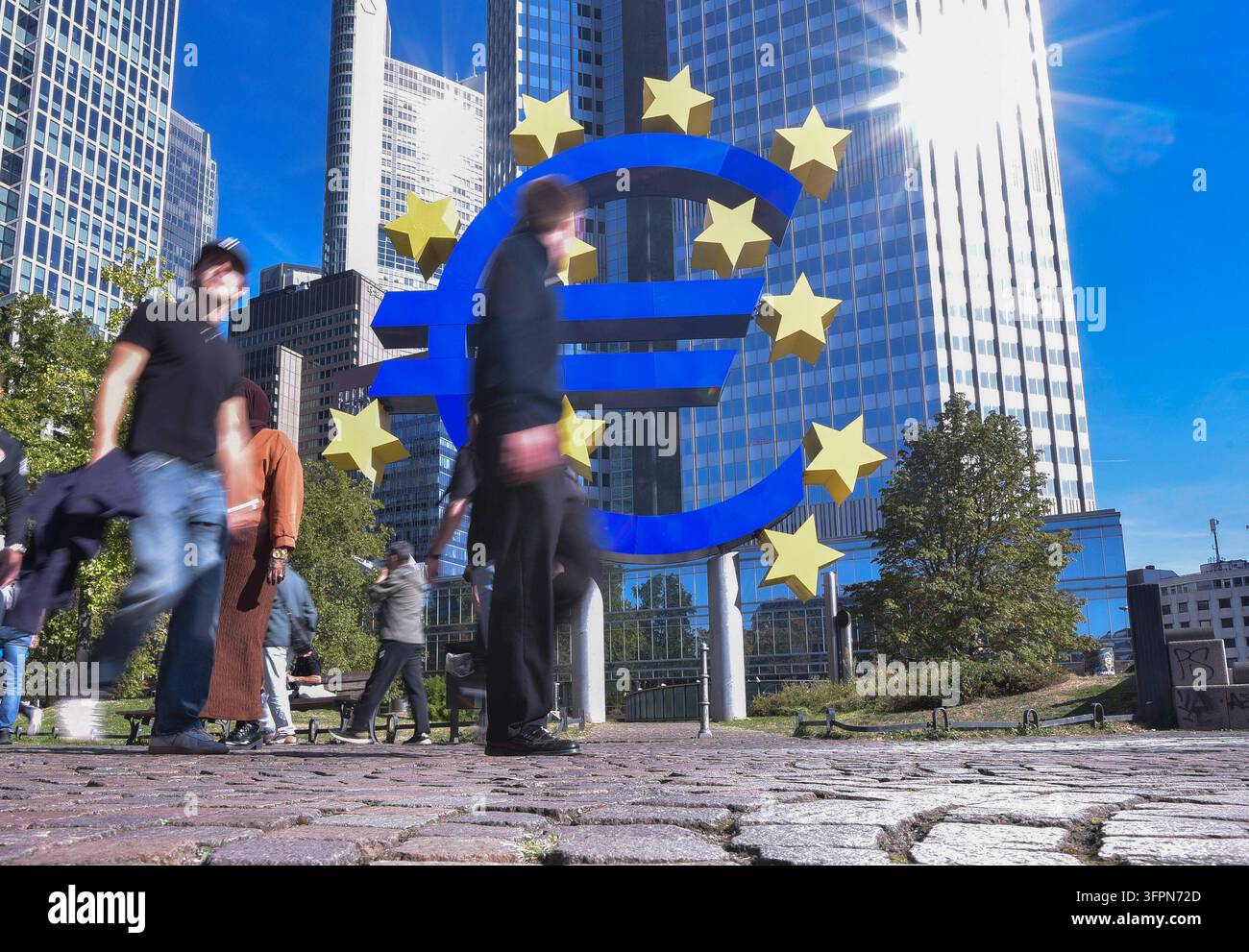 06.10.2026, xblx, Euro Symbol am Willy Brandt Platz , Frankfurt am Main ...
