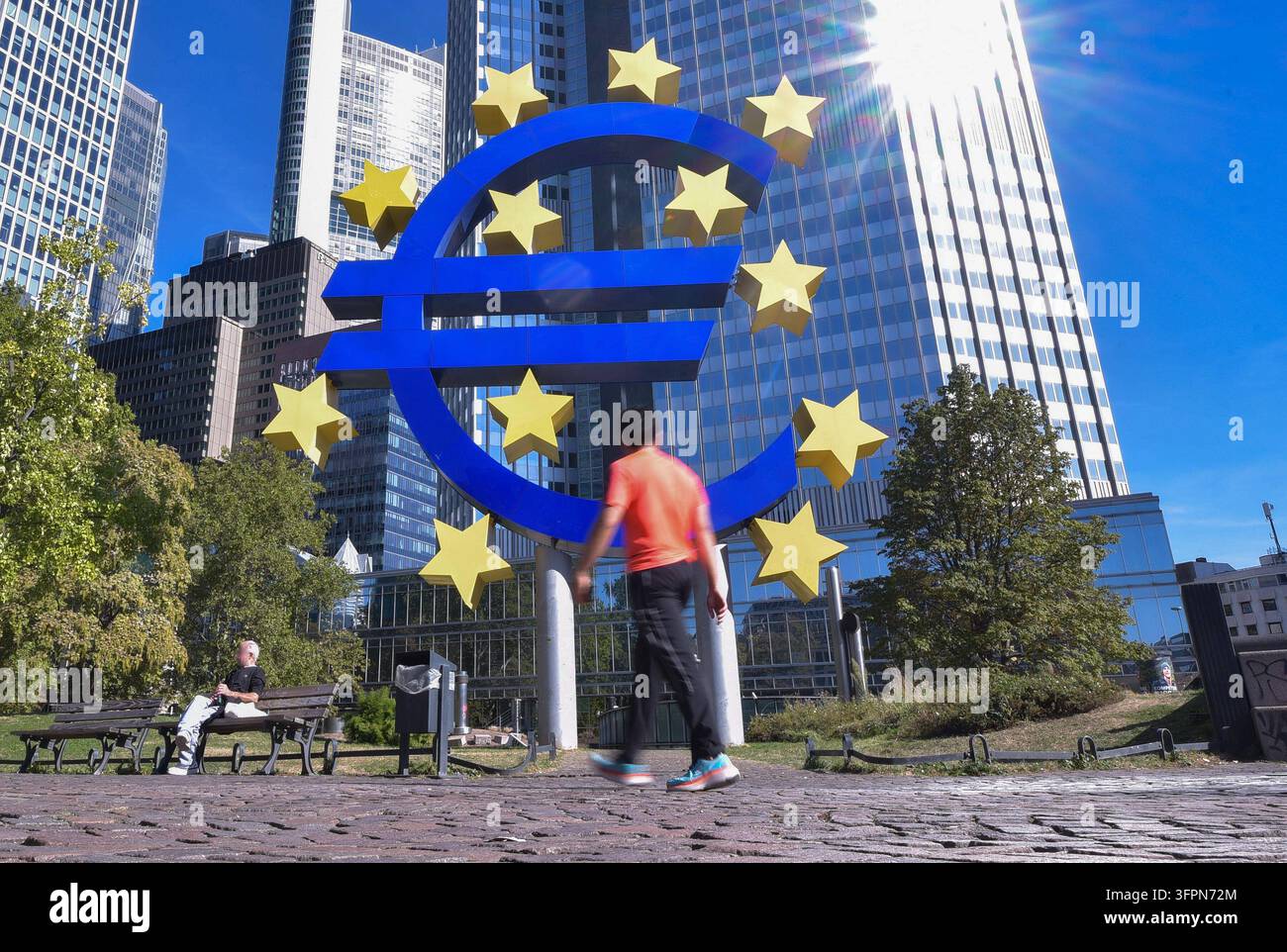 06.10.2026, xblx, Euro Symbol am Willy Brandt Platz , Frankfurt am Main ...