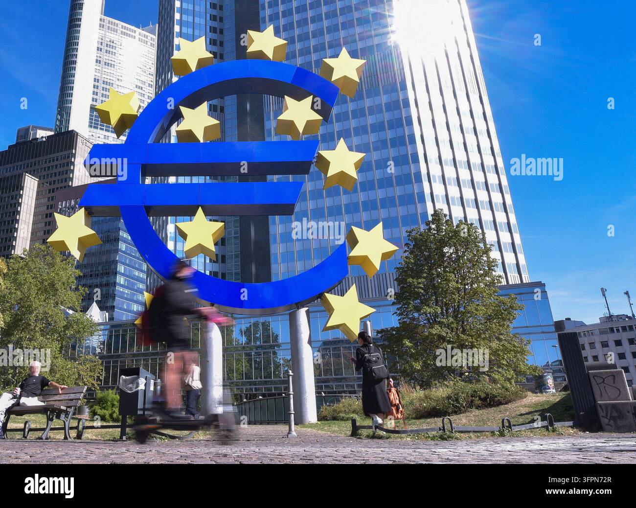 06.10.2026, xblx, Euro Symbol am Willy Brandt Platz , Frankfurt am Main ...