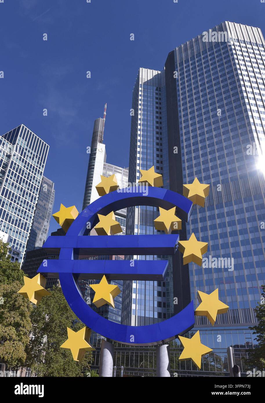 06.10.2026, xblx, Euro Symbol am Willy Brandt Platz , Frankfurt am Main ...