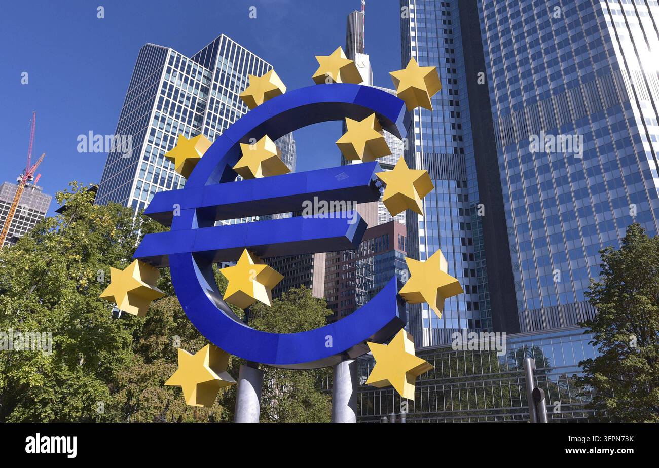06.10.2026, xblx, Euro Symbol am Willy Brandt Platz , Frankfurt am Main ...