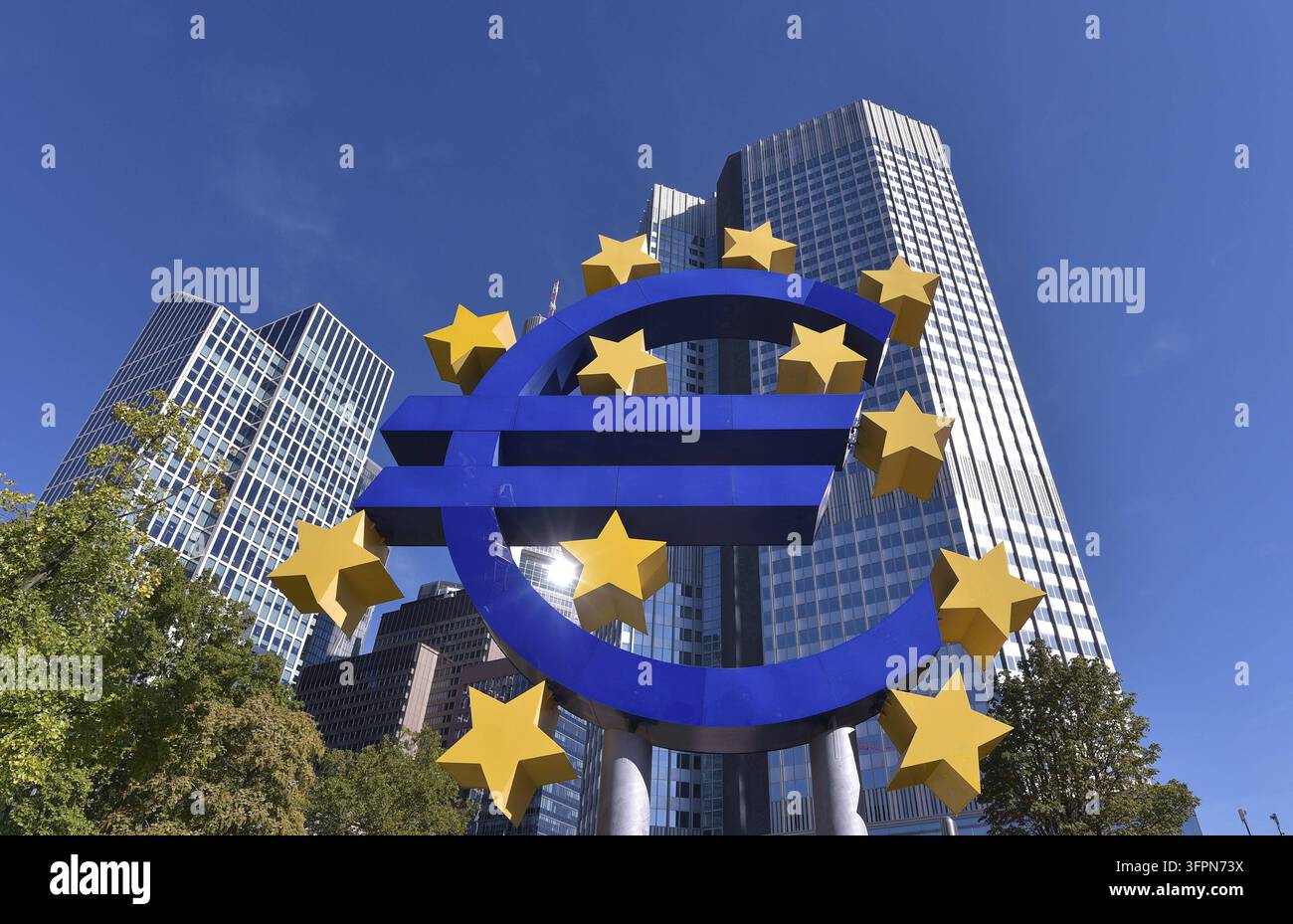 06.10.2026, xblx, Euro Symbol am Willy Brandt Platz , Frankfurt am Main ...