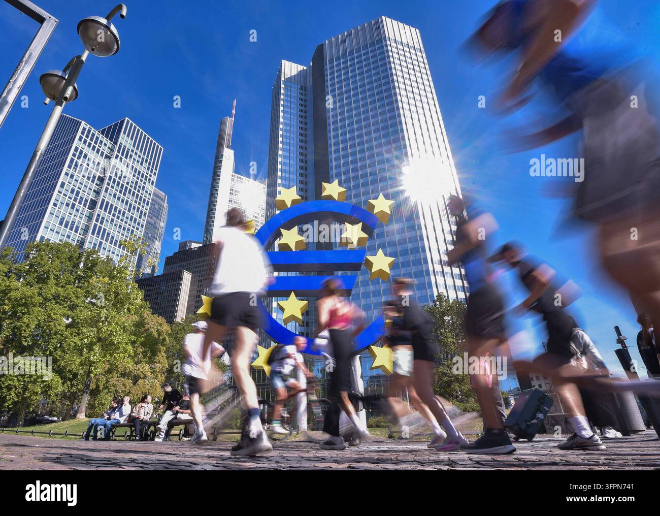06.10.2026, xblx, Euro Symbol am Willy Brandt Platz , Frankfurt am Main ...